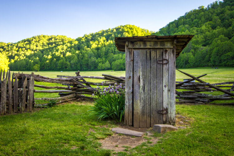 How to Build an Outhouse – Mother Earth News